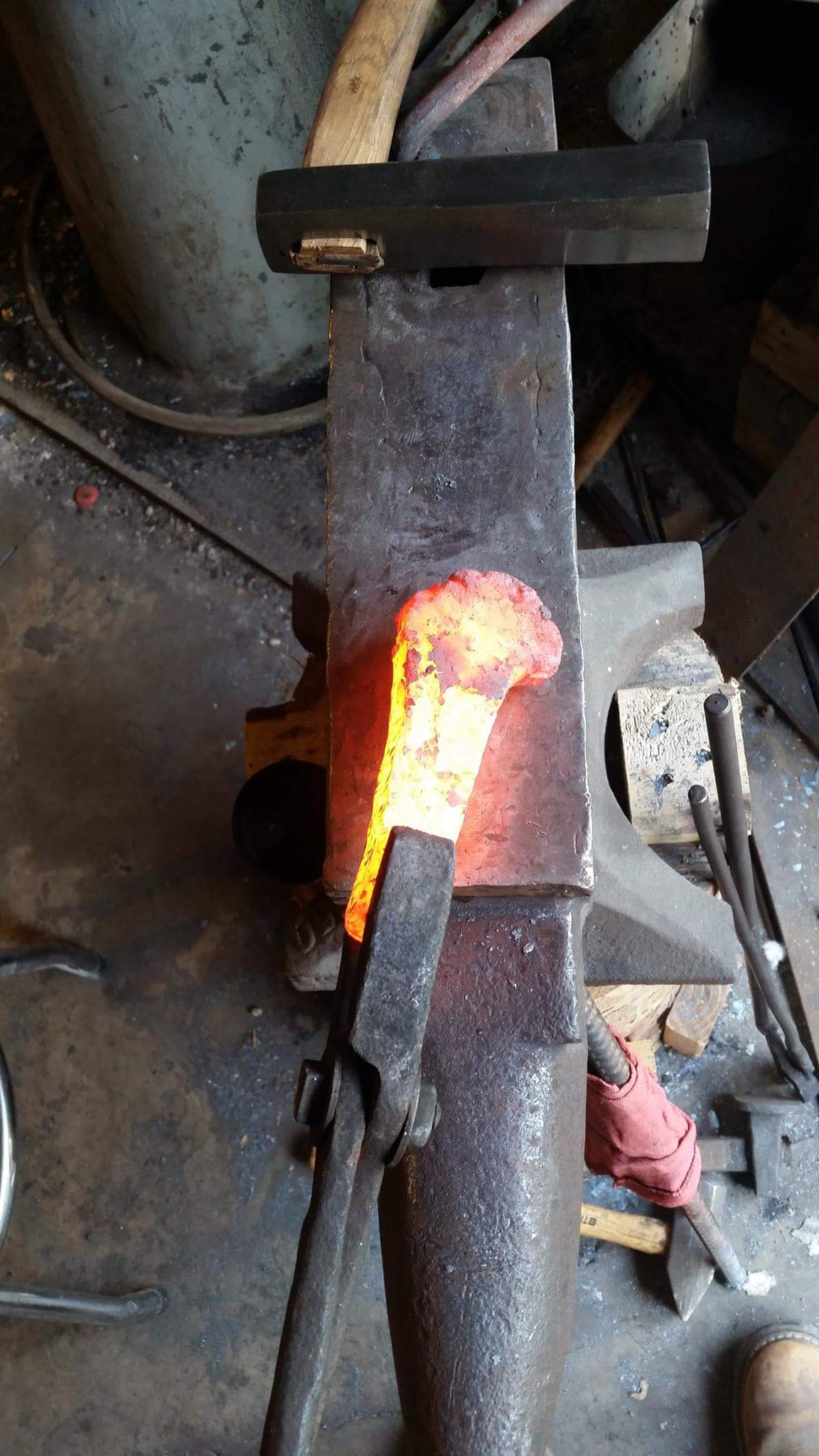 Working iron and high carbon steel bloom - Swordsmithing - I Forge Iron